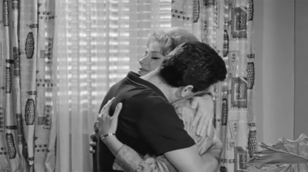 H Finos Film γιόρτασε την Παγκόσμια Ημέρα Αγκαλιάς με ένα ξεχωριστό βίντεο | Athens Voice