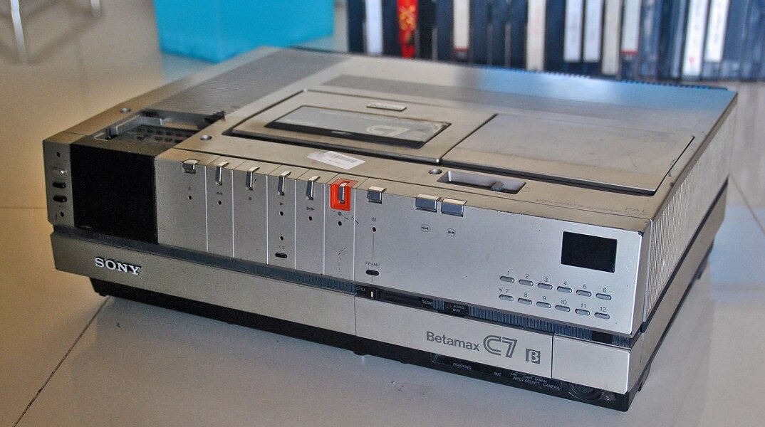 Σαν σήμερα 10 Μαΐου 1975 αρχίζει ο «πόλεμος» της βιντεοκασέτας | Athens Voice