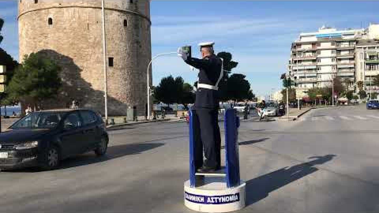 Θεσσαλονίκη: Ο τροχονόμος επέστρεψε με το βαρέλι του (βίντεο)