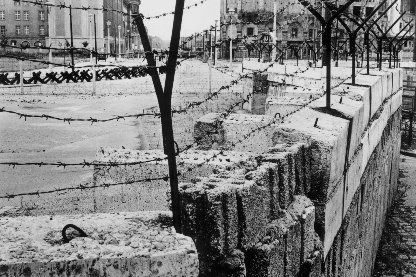 20 ιστορικές φωτογραφίες από το Τείχος του Βερολίνου