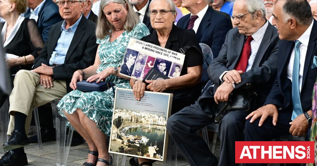 Προεδρικό Μέγαρο: Η Χαρίτα Μάντολες με πλακάτ των αγνοουμένων | Athens ...