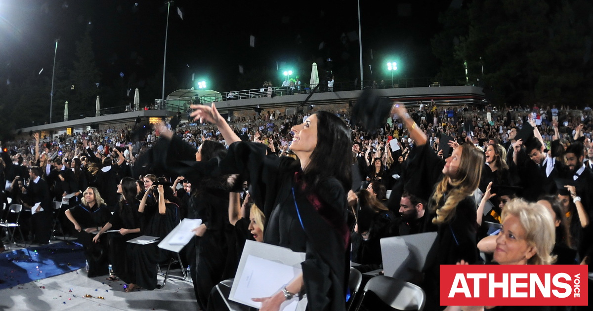 Εκατοντάδες νέοι στην ετήσια τελετή του DEREE | Athens Voice