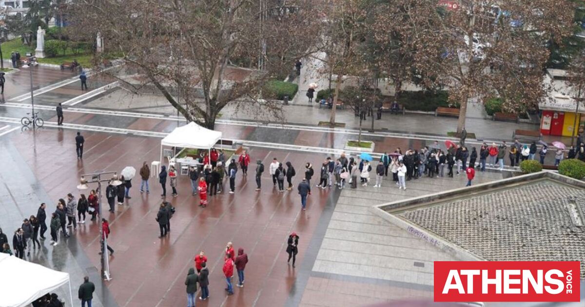 Σύγκρουση τρένων στα Τέμπη: Δημότες στη Λάρισα περιμένουν στη βροχή να ...