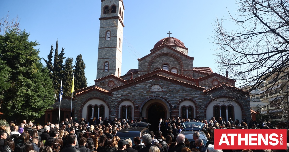 Τέμπη - Σύγκρουση τρένων: Θρήνος στις κηδείες των θυμάτων | Athens Voice