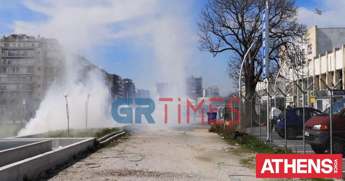 Σύγκρουση τρένων στα Τέμπη: Επεισόδια έξω από τον σταθμό του ΟΣΕ στη ...