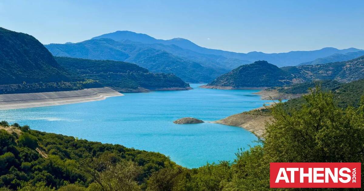 Παρατηρώντας τη στάθμη του Μόρνου από το γραφικό Λιδωρίκι | Athens Voice