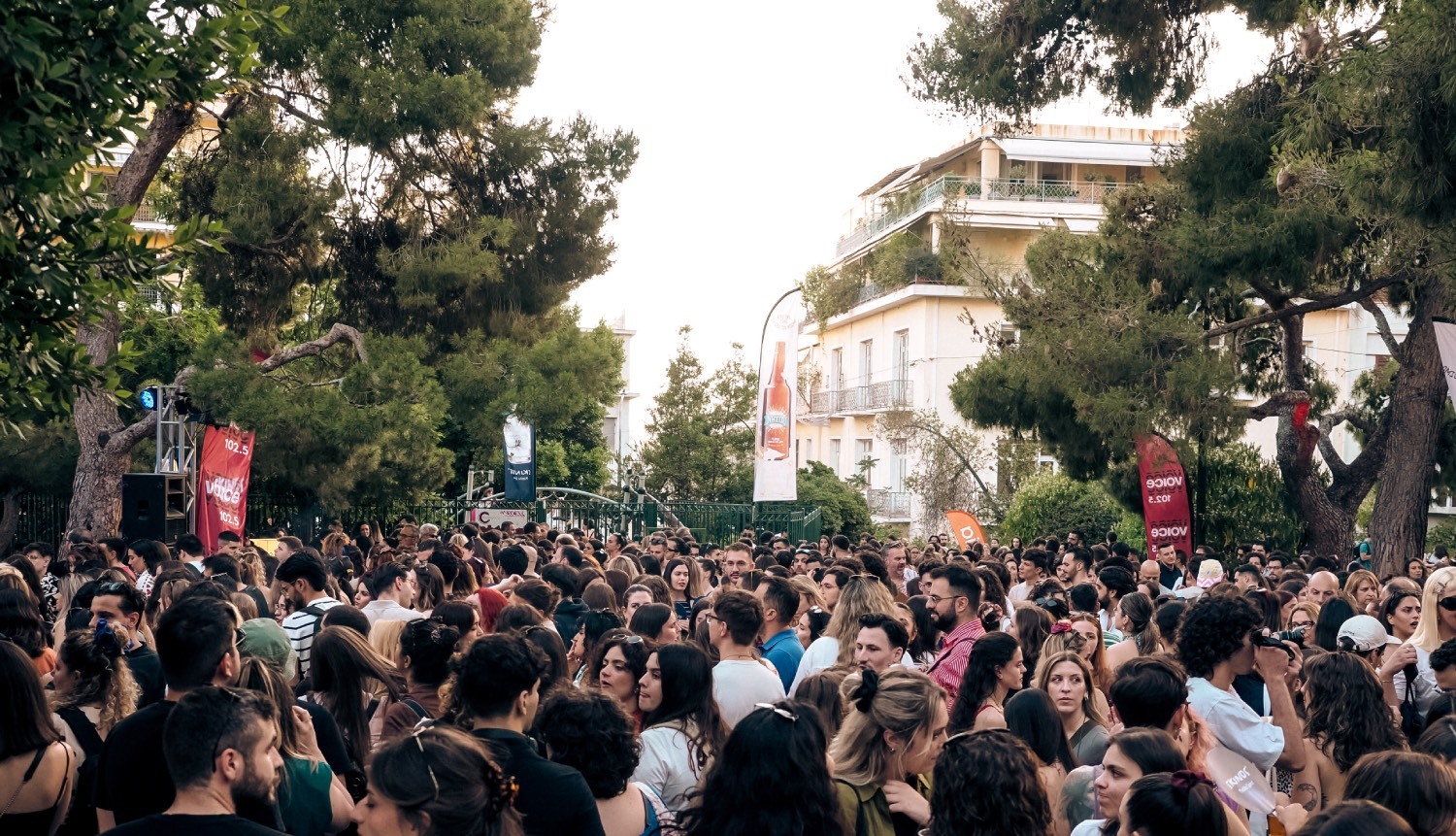 Ένας χρόνος με το Μπαλκόνι του Papazó, από τον Voice 102.5 | Athens Voice