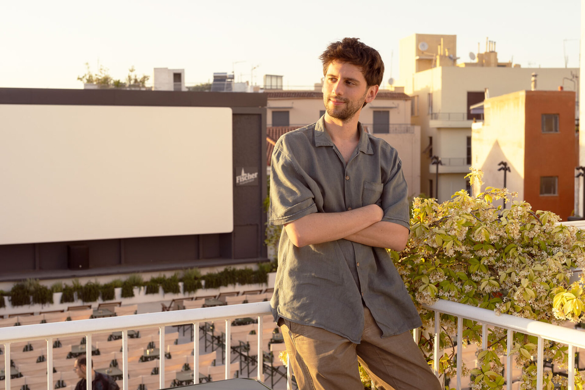 Ο Κωστής Χαραμουντάνης χτίζει το δικό του κινηματογραφικό σύμπαν | Athens Voice