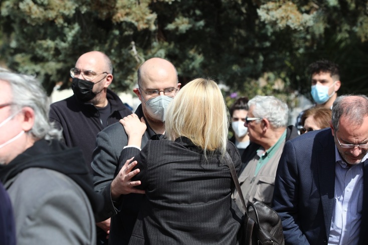 Λάκης Παπαστάθης: Συγκίνηση στην κηδεία του σκηνοθέτη | Athens Voice