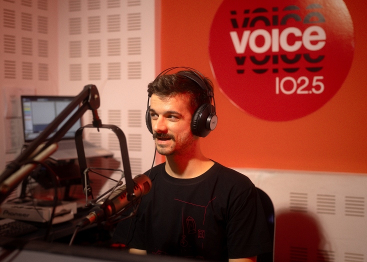 Voice 102.5: Το νέο πρόγραμμα του ραδιοφωνικού σταθμού | Athens Voice